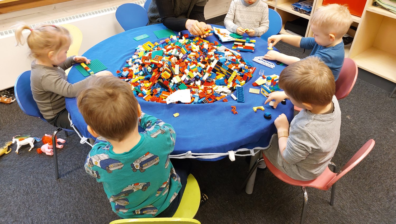 Skårungen barnehage - Krabbe-barna leker på makrell